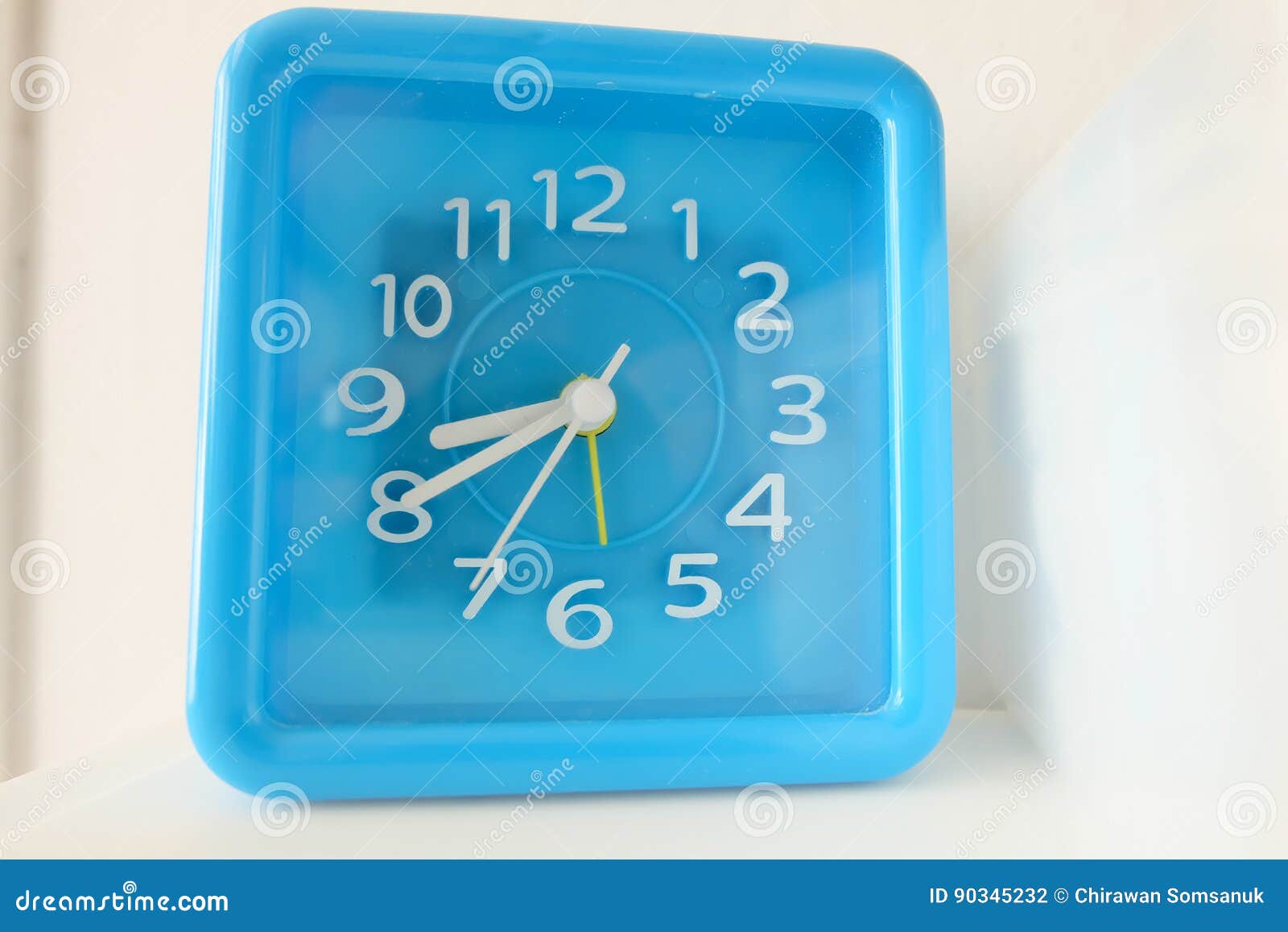 Reloj azul en blanco foto de archivo. Imagen de exactitud - 90345232