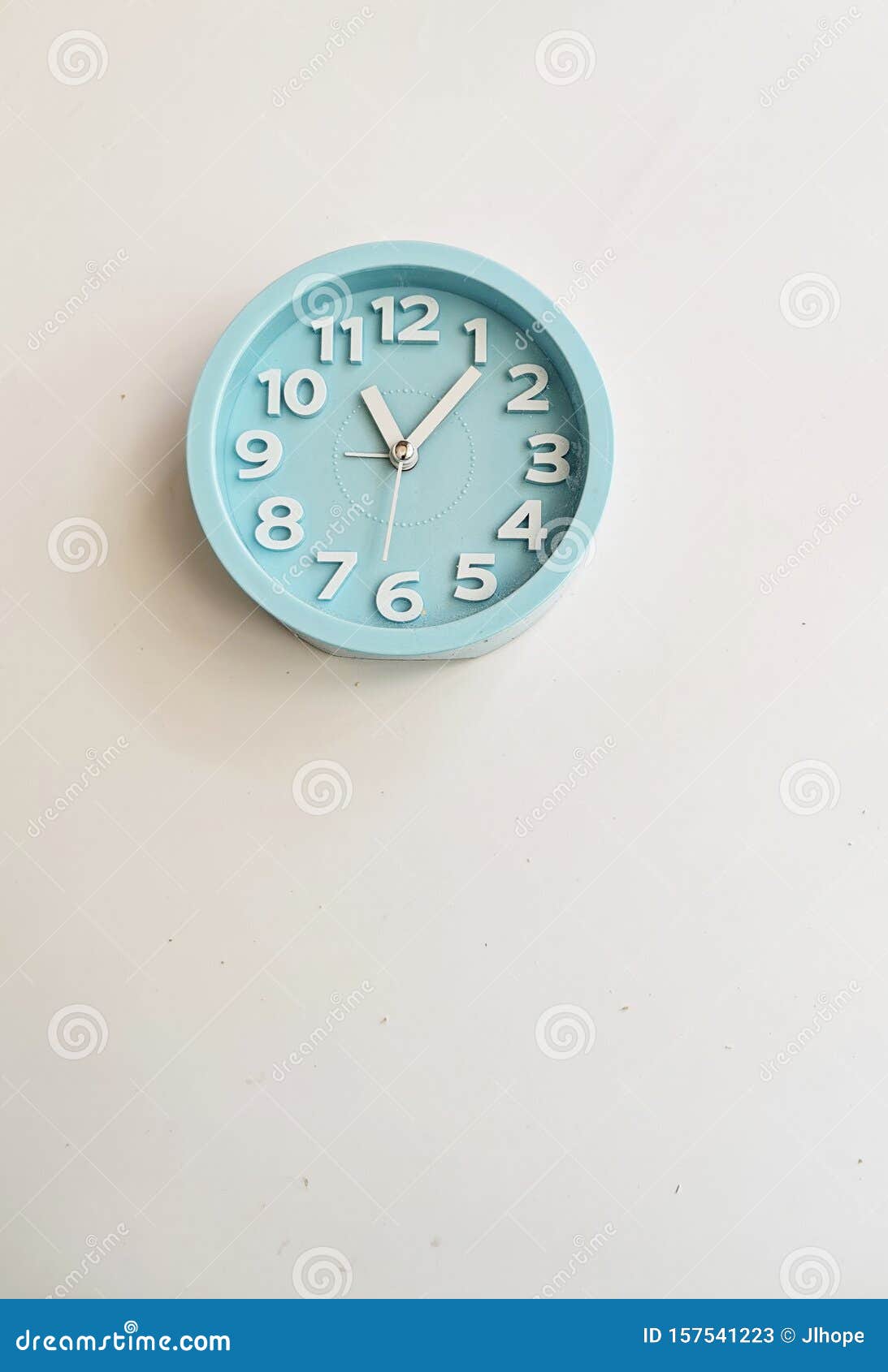 Reloj Azul Sobre Fondo Blanco Imagen de archivo - Imagen de primer ...