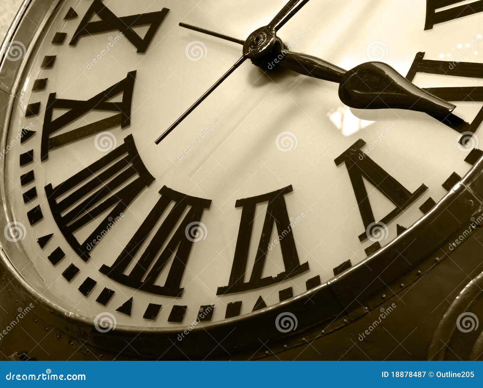 Reloj clásico viejo imagen de archivo. Imagen de plazo - 18878487