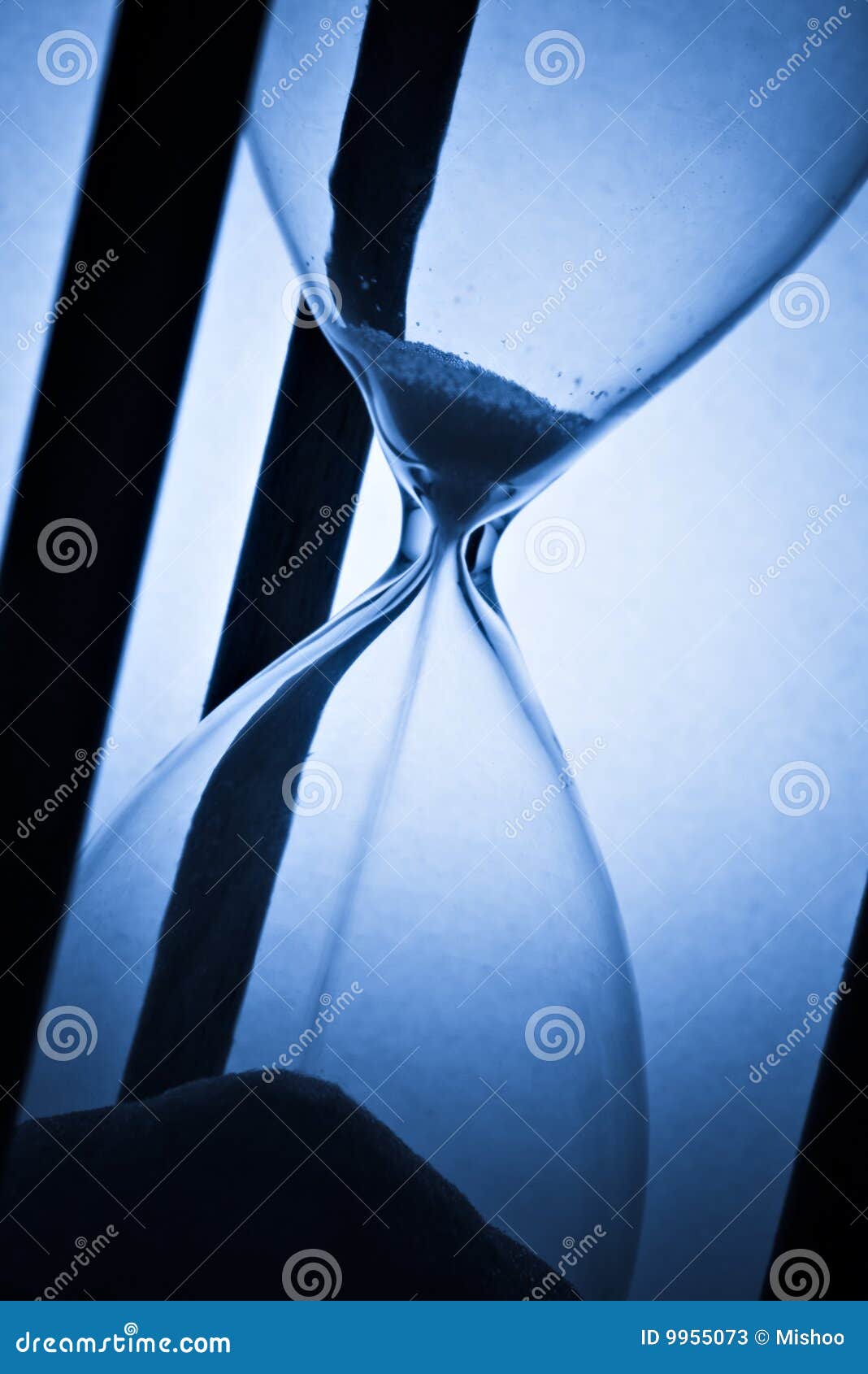 Reloj de arena en azul imagen de archivo. Imagen de cristal - 9955073