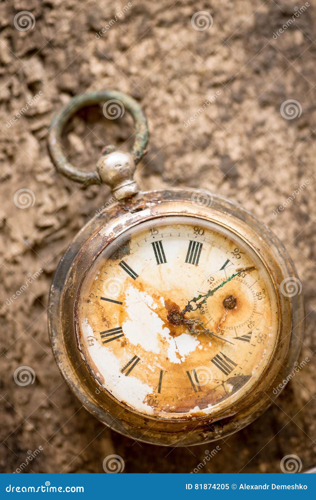 Reloj de bolsillo quebrado imagen de archivo. Imagen de oxidado - 81874205