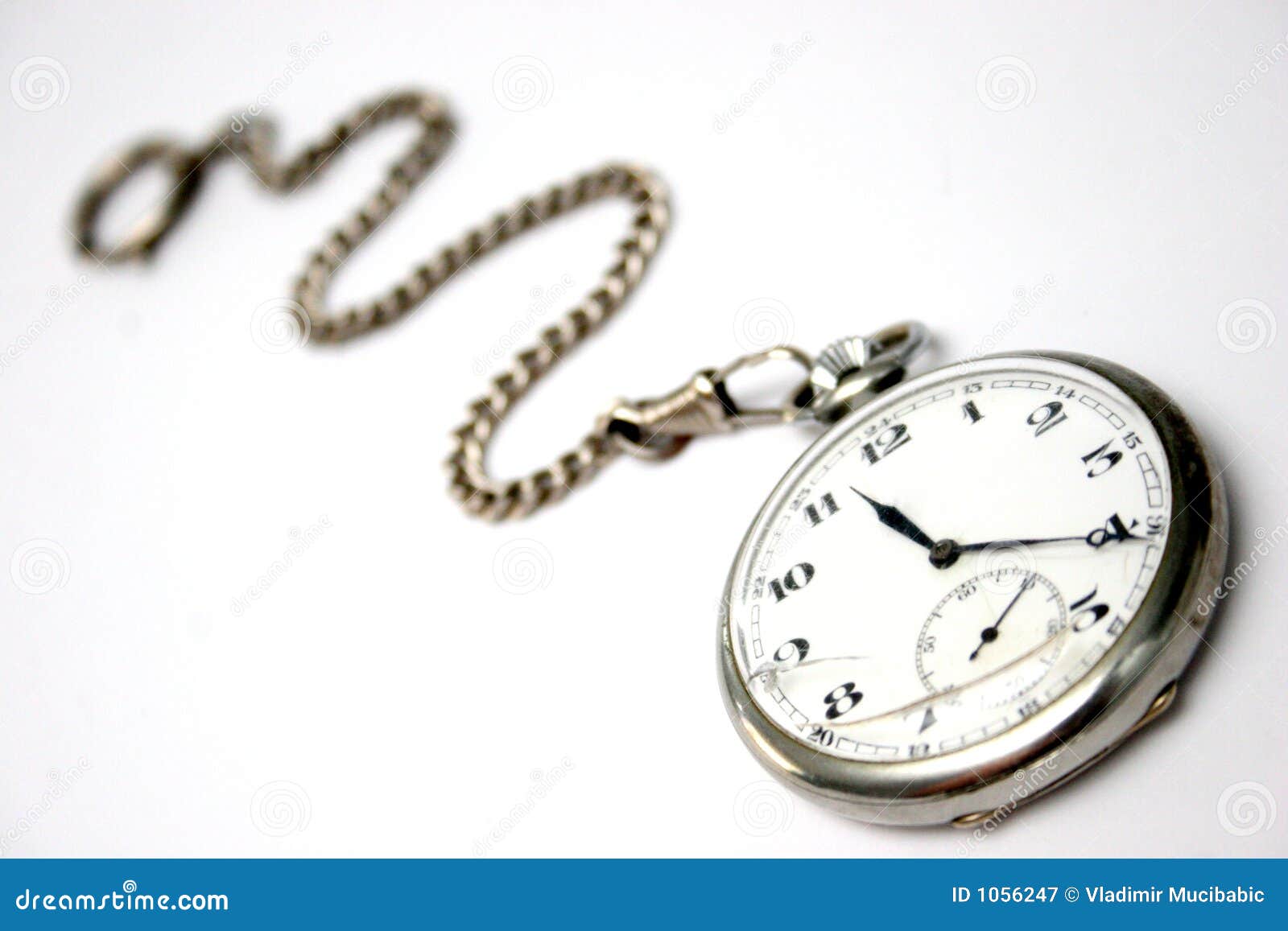 Reloj de bolsillo roto imagen de archivo. Imagen de detalle - 1056247