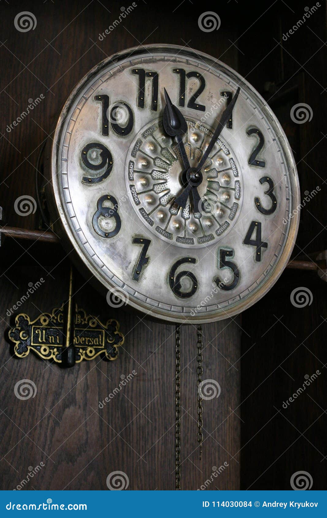 Reloj De Madera Del Vintage Foto de archivo - Imagen de aislado, viejo ...