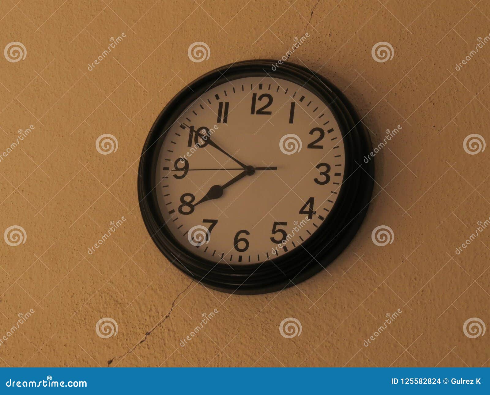Reloj De Pared En Luz De La Tarde Foto de archivo - Imagen de aislado ...