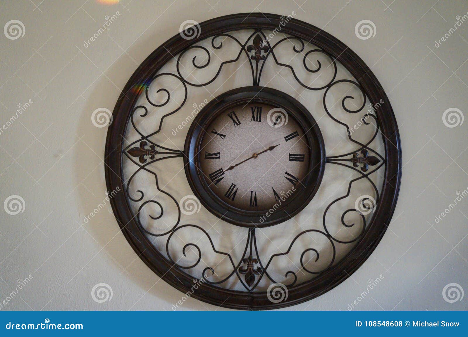 Reloj de pared grande foto de archivo. Imagen de reloj - 108548608