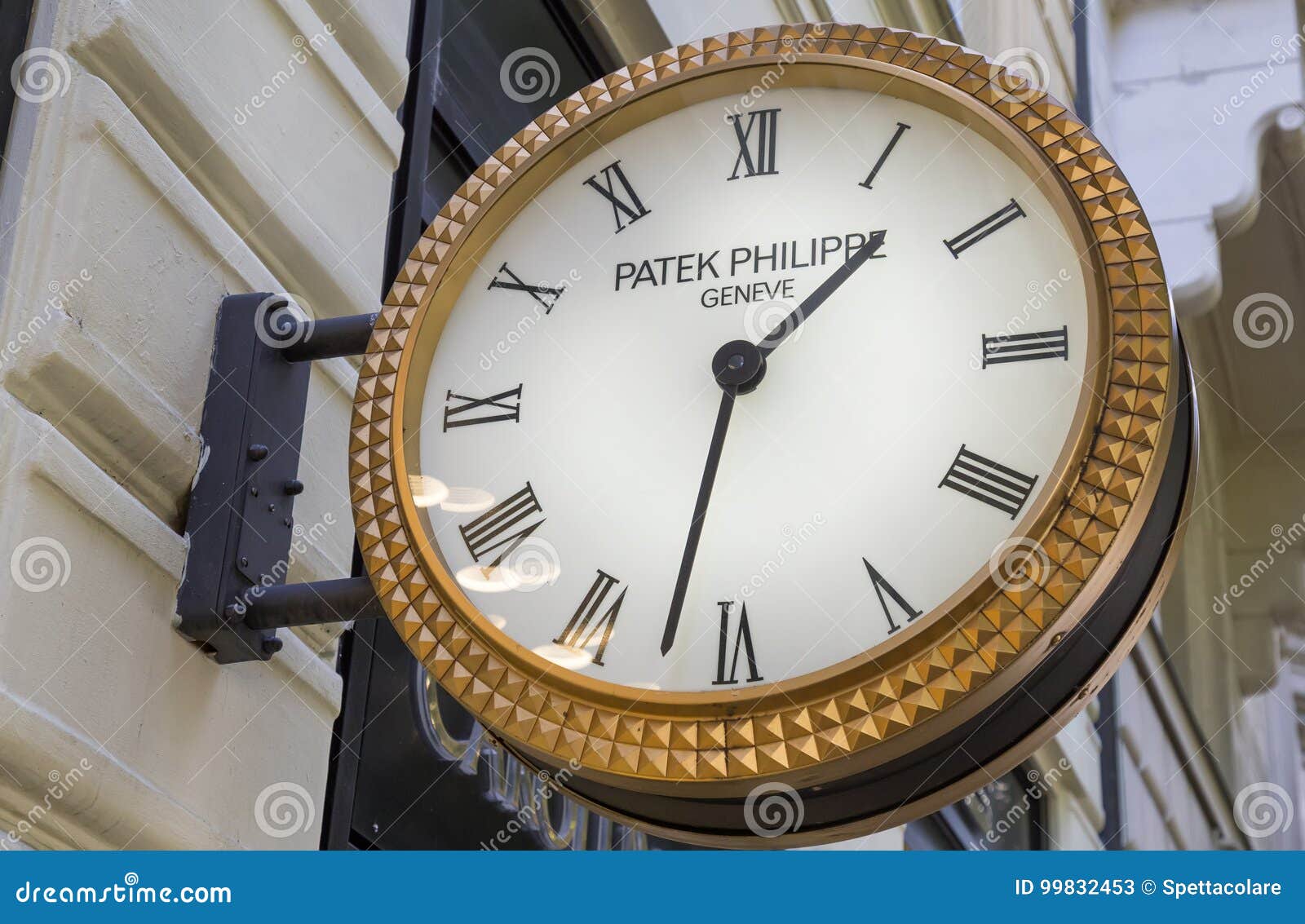 Reloj De Patek Felipe En La Pared Foto de archivo editorial - Imagen de ...