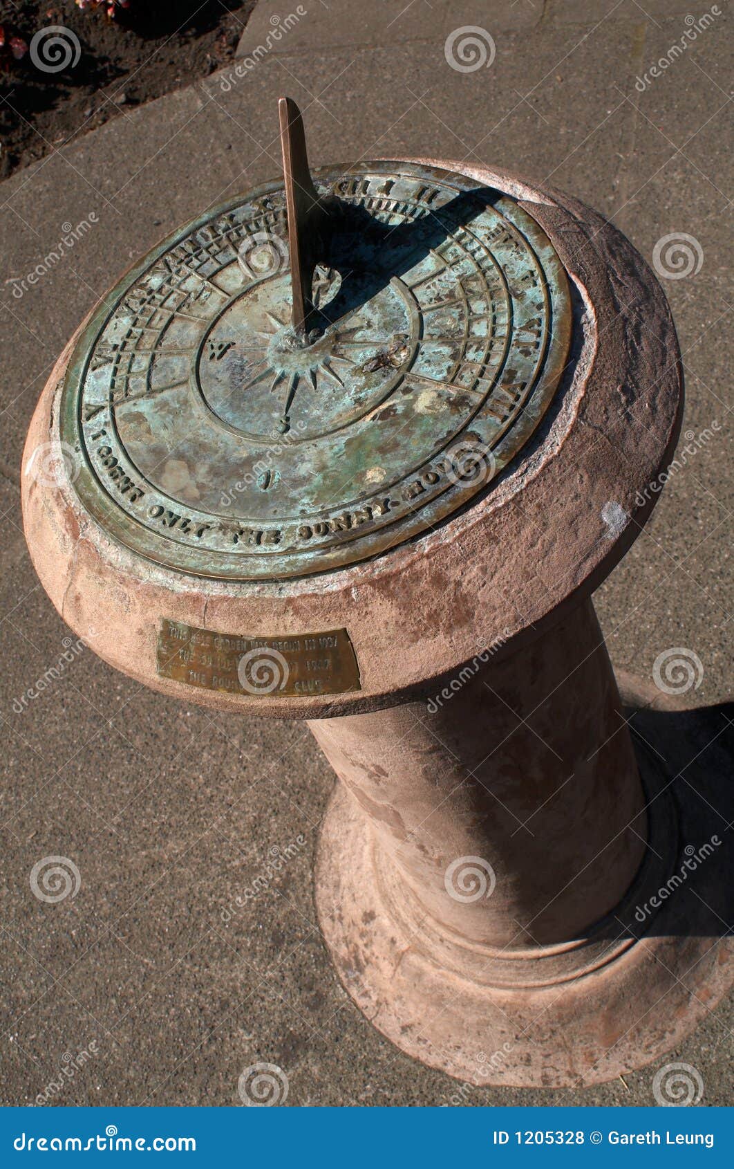 Reloj de sol foto de archivo. Imagen de dispositivo, luna - 1205328