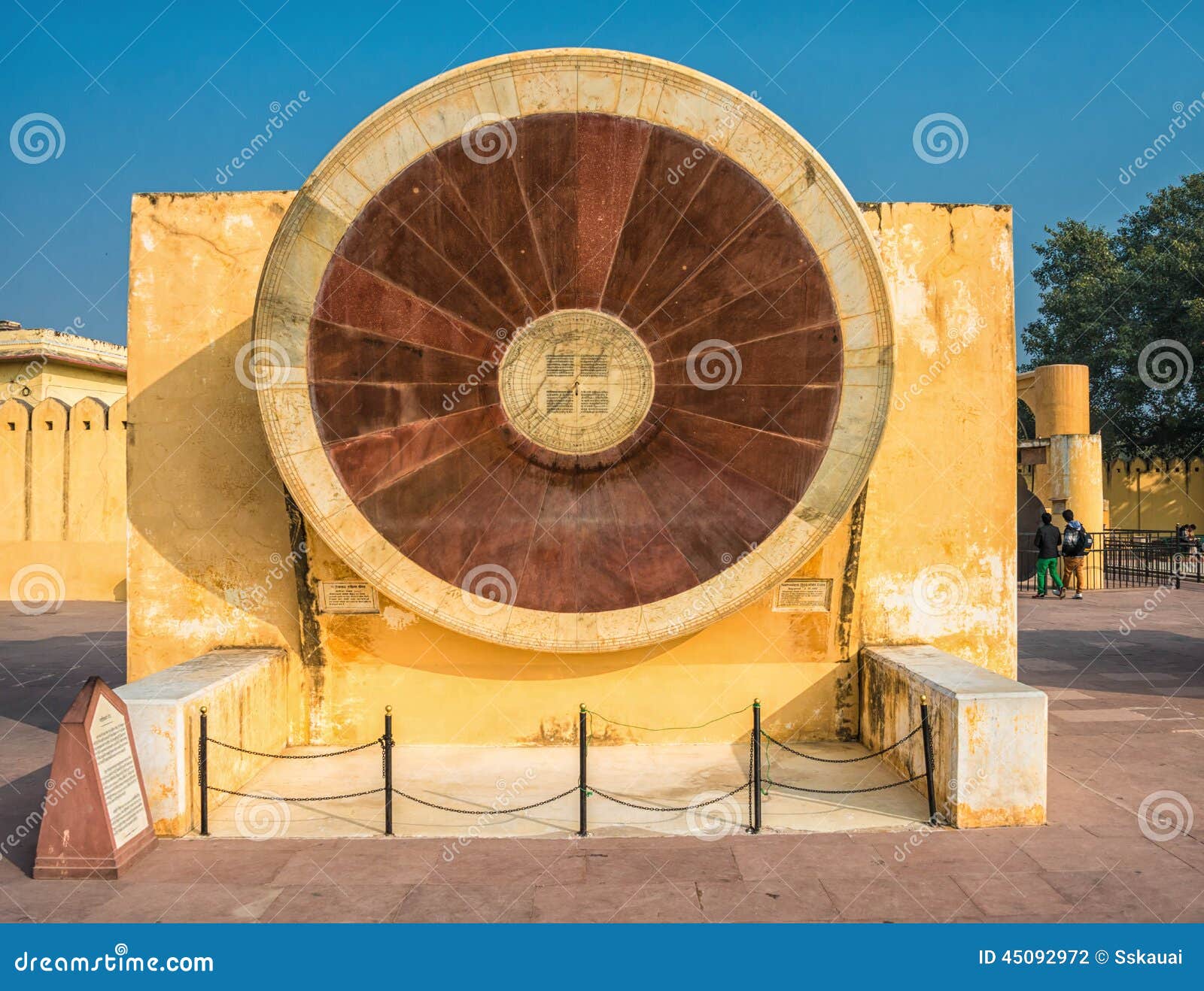 Reloj de sol antiguo foto de archivo. Imagen de quién - 45092972