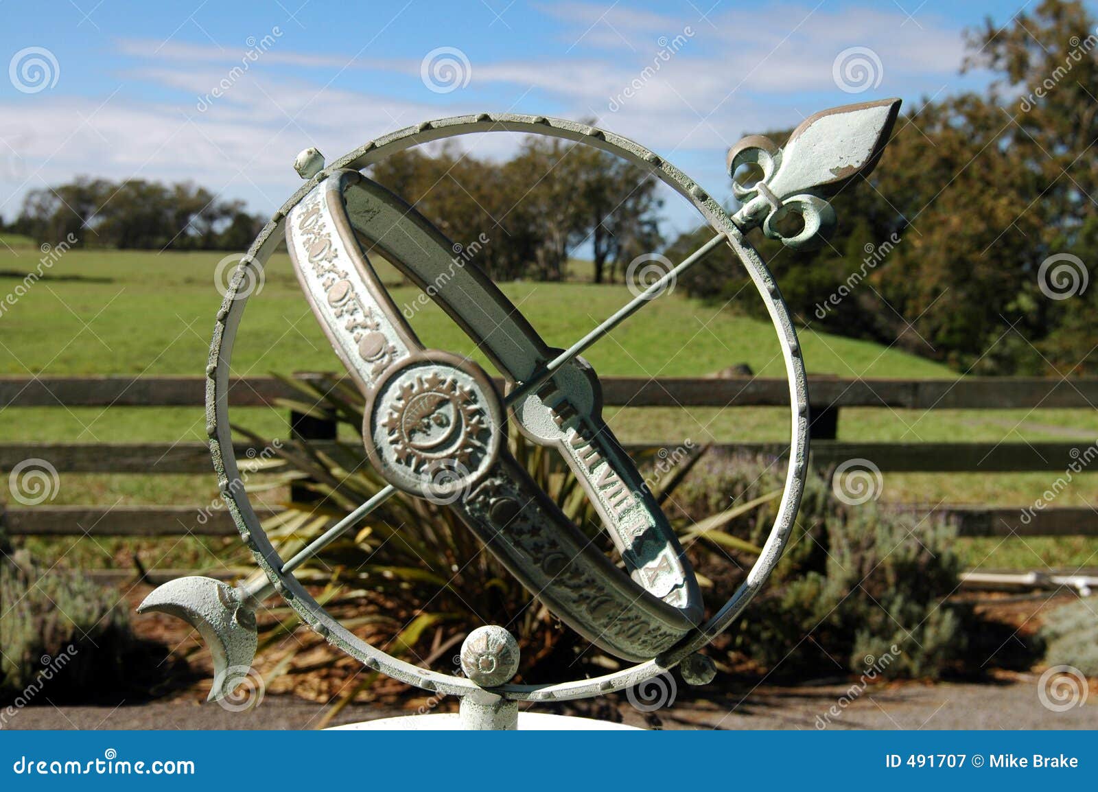 Reloj de sol antiguo imagen de archivo. Imagen de rancho - 491707