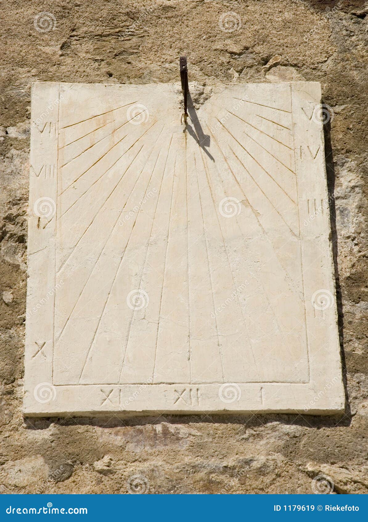 Reloj De Sol Antiguo De La Pared Imagen de archivo - Imagen de mano ...