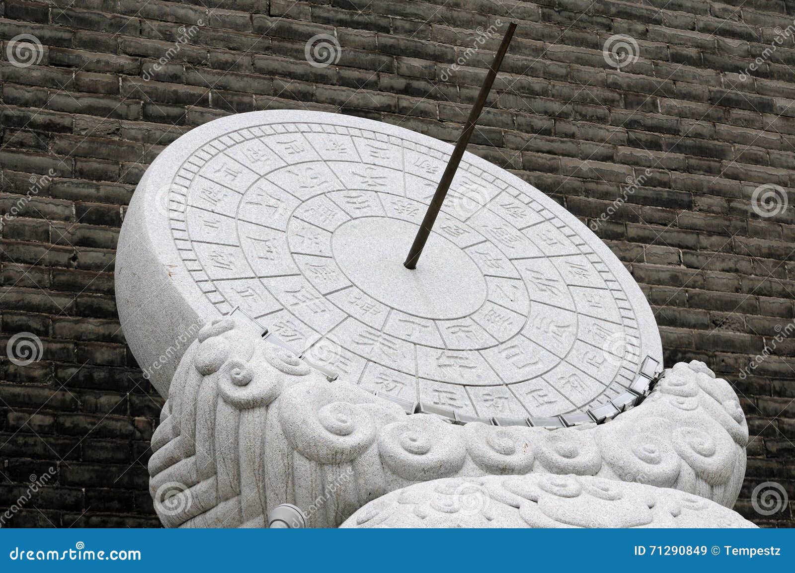 Reloj de sol chino antiguo imagen de archivo. Imagen de pared - 71290849