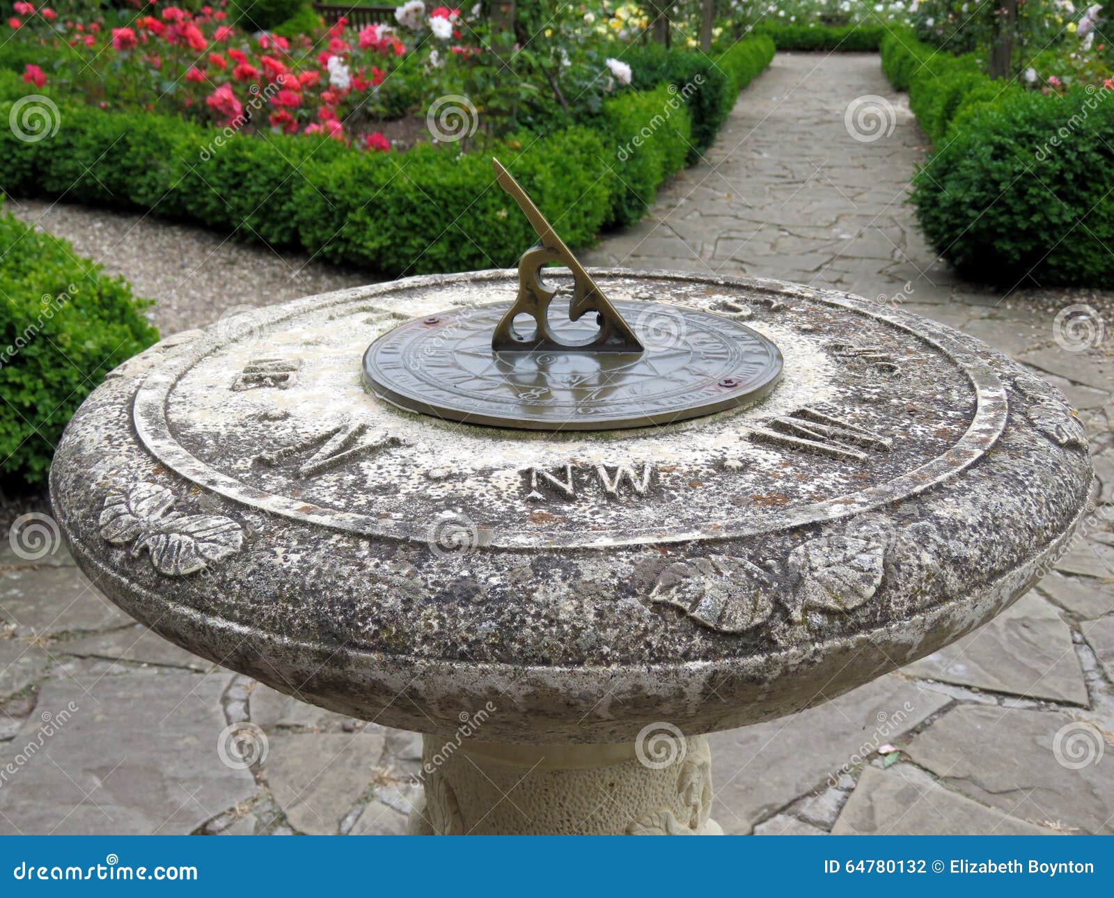 Reloj De Sol De Piedra Viejo Foto de archivo - Imagen de solar ...