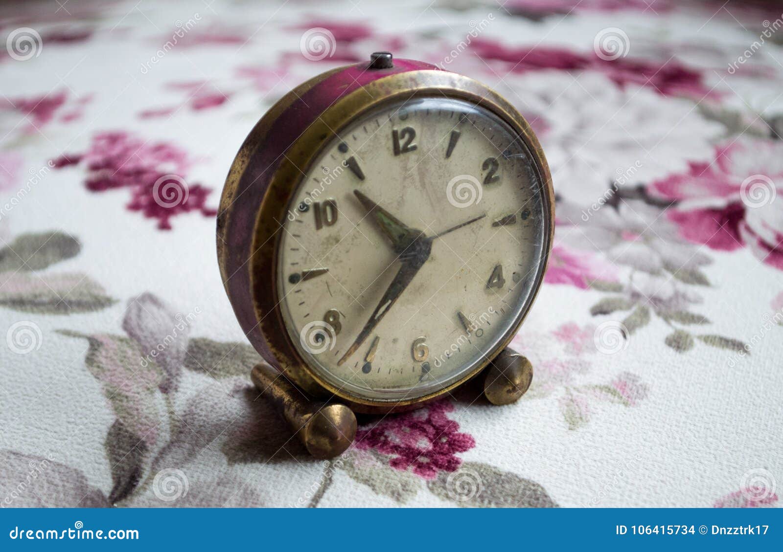 Reloj De Tabla Antiguo En Mantel Foto de archivo - Imagen de viejo ...