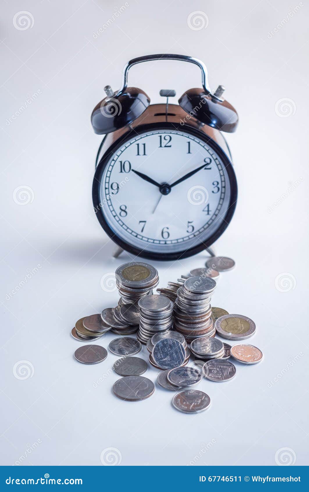 Reloj De Tabla Con Las Monedas En El Fondo Blanco Imagen de archivo ...