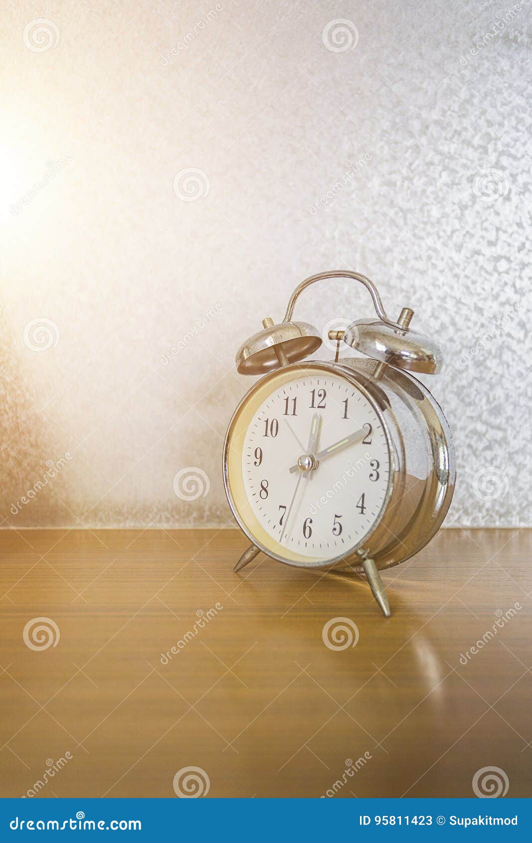 Reloj De Tabla En El Dormitorio Imagen de archivo - Imagen de cabecera ...