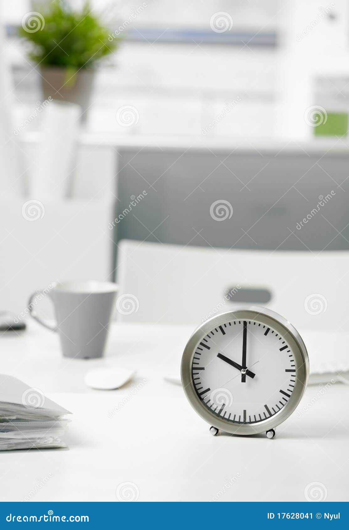 Reloj En El Escritorio De Oficina Imagen de archivo - Imagen de objeto ...