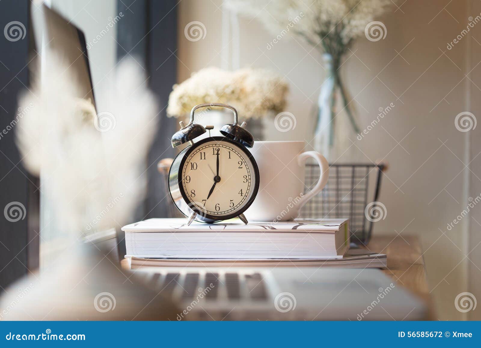 Reloj En El Escritorio De Oficina Foto de archivo - Imagen de ...