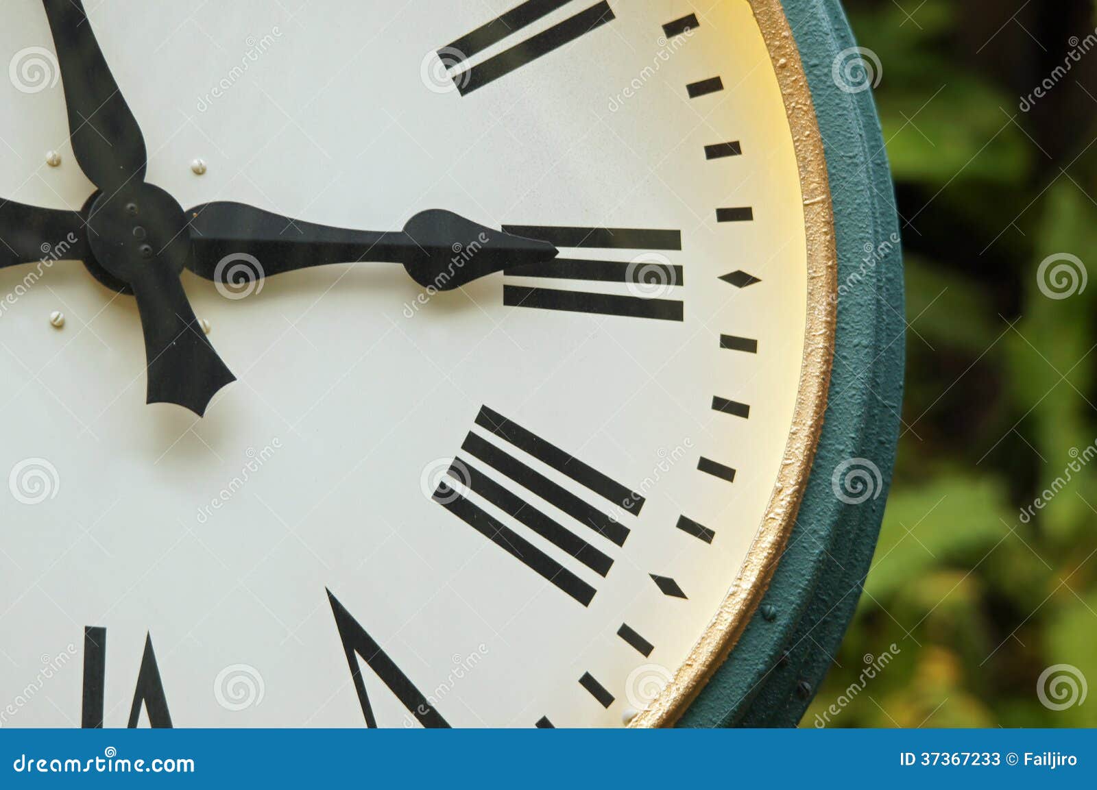 Reloj en 3pm imagen de archivo. Imagen de azul, exterior - 37367233