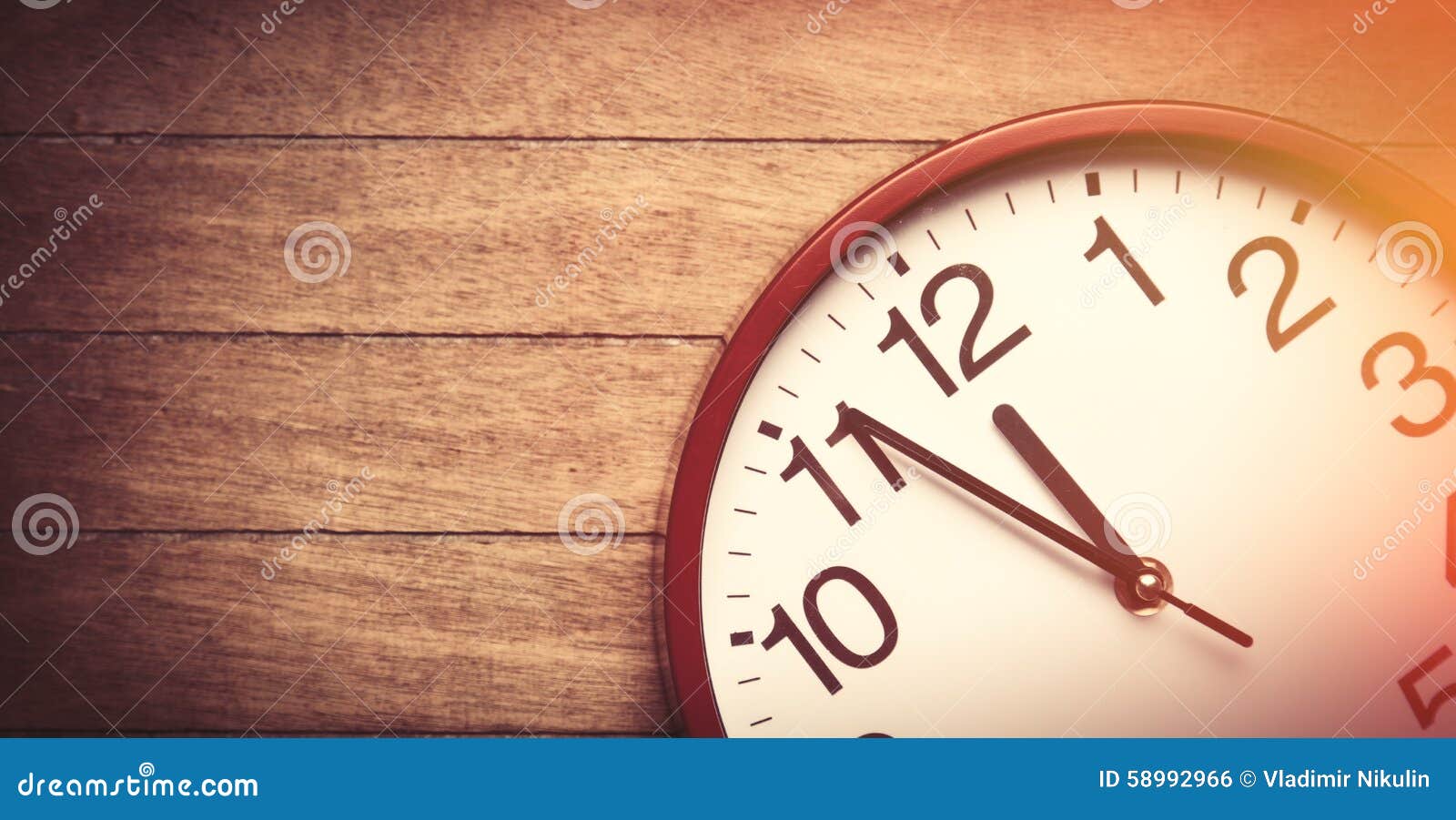 Reloj enorme en una tabla foto de archivo. Imagen de vector - 58992966