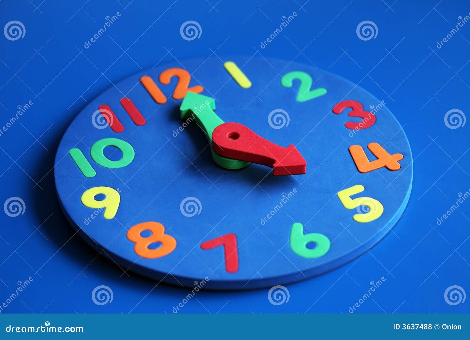 Reloj Que Muestra a 5 El P.M. Foto de archivo - Imagen de ...