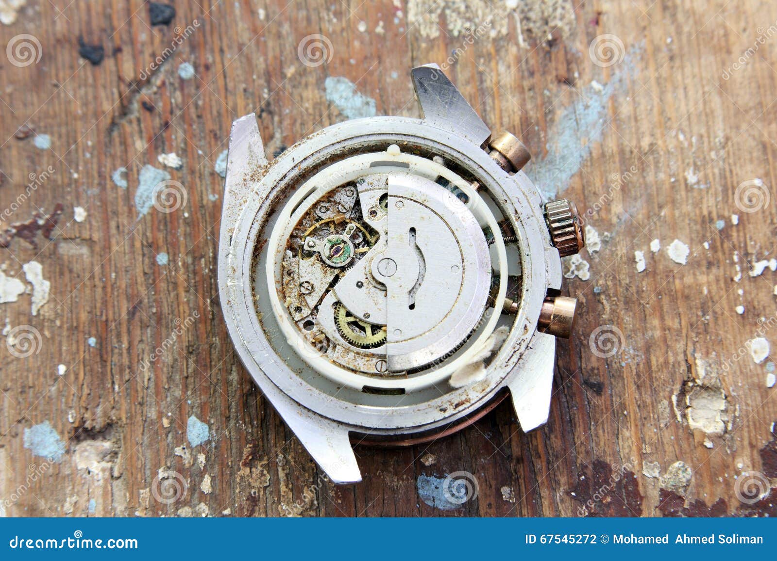 Reloj quebrado de la mano foto de archivo. Imagen de omega - 67545272