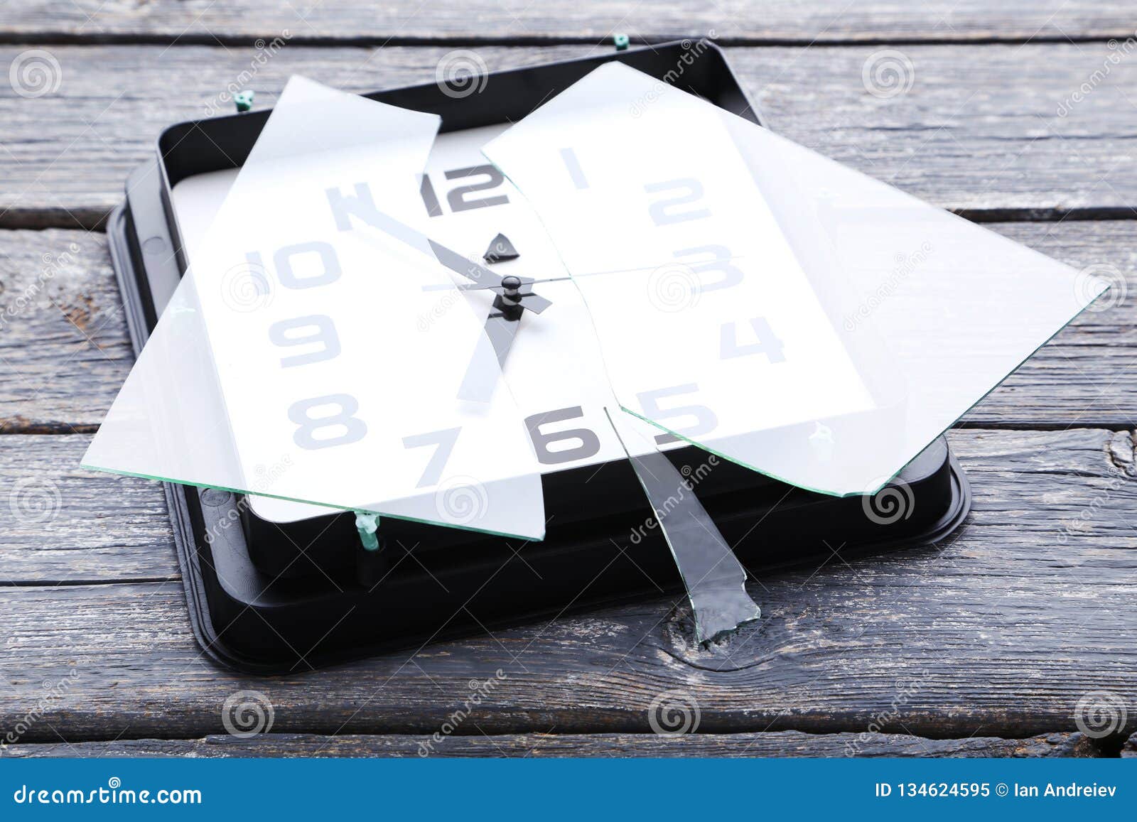 Reloj quebrado imagen de archivo. Imagen de estudio - 134624595