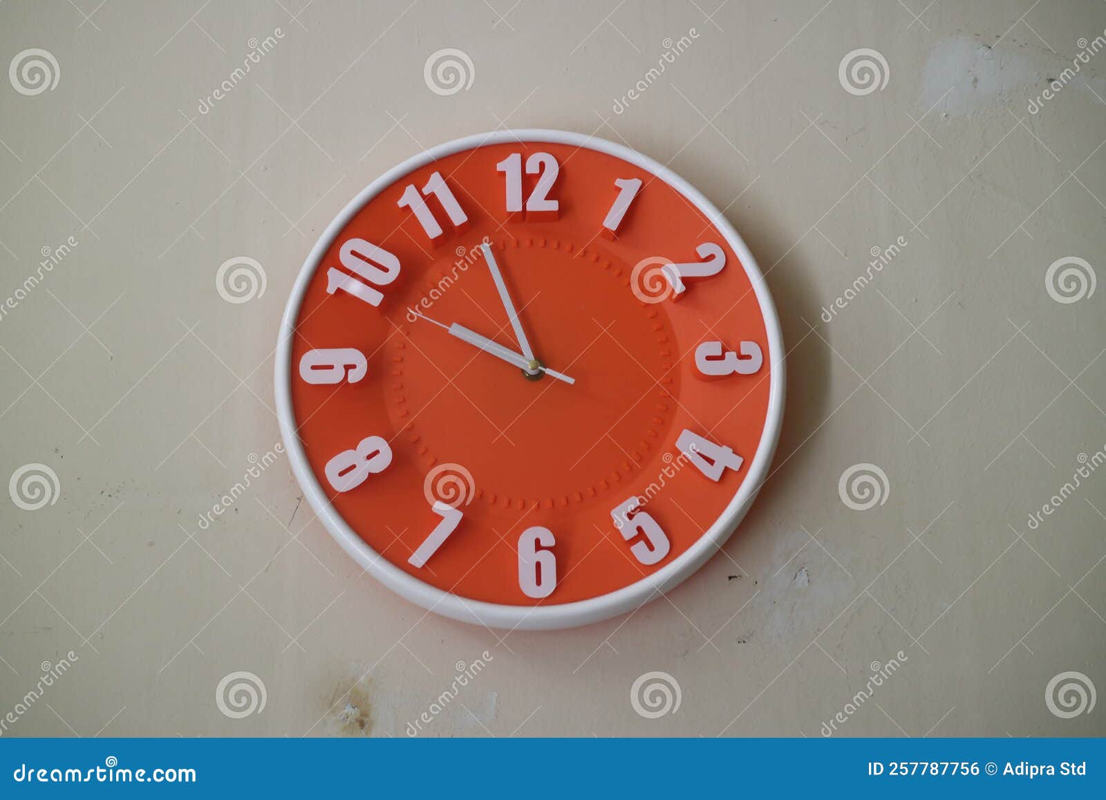 Reloj Redondo Naranja En La Pared Con Las Manos Indicando Las 10 Am Foto De Archivo Imagen De