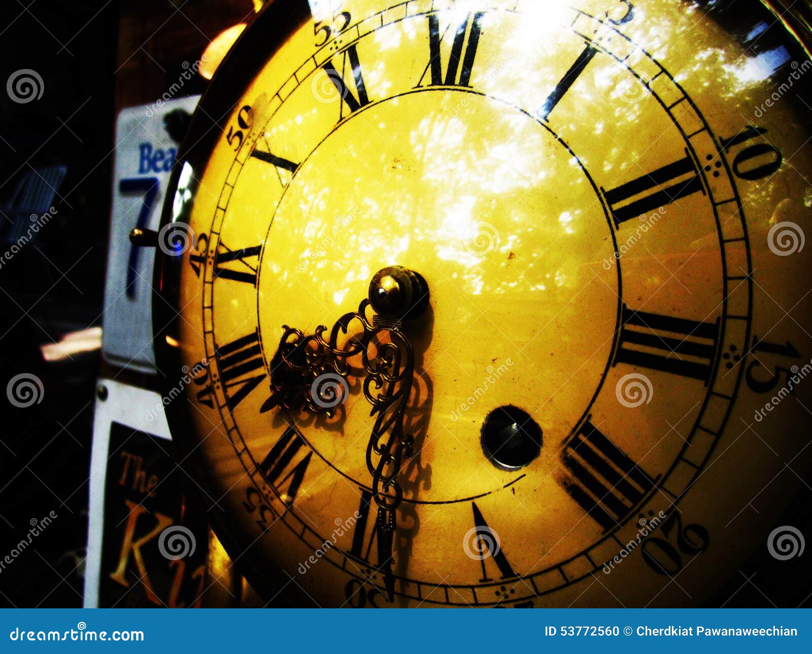 Reloj retro del vintage foto de archivo. Imagen de concepto - 53772560