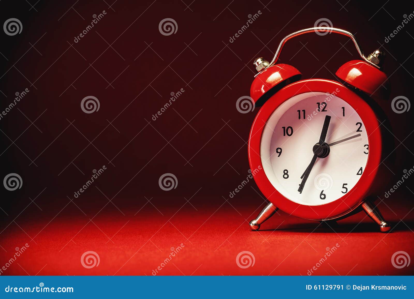 Reloj rojo retro viejo imagen de archivo. Imagen de primer - 61129791