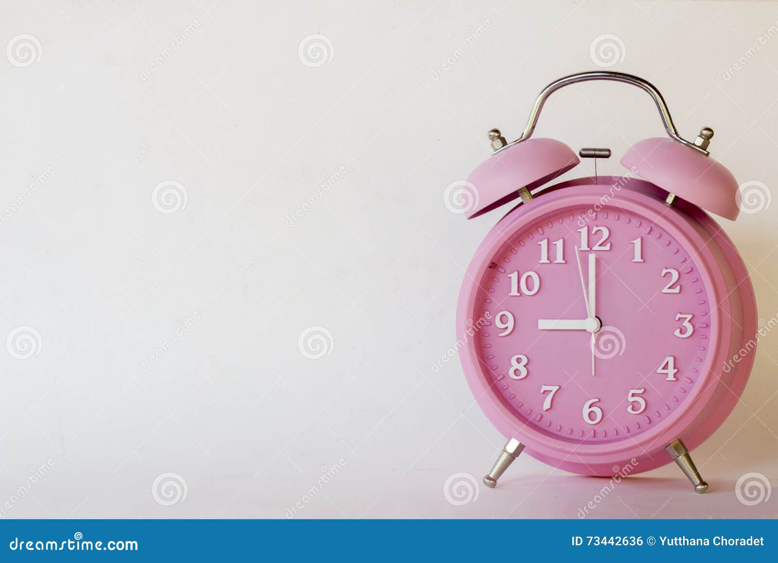 Reloj rosado foto de archivo. Imagen de primer, alarmar - 73442636