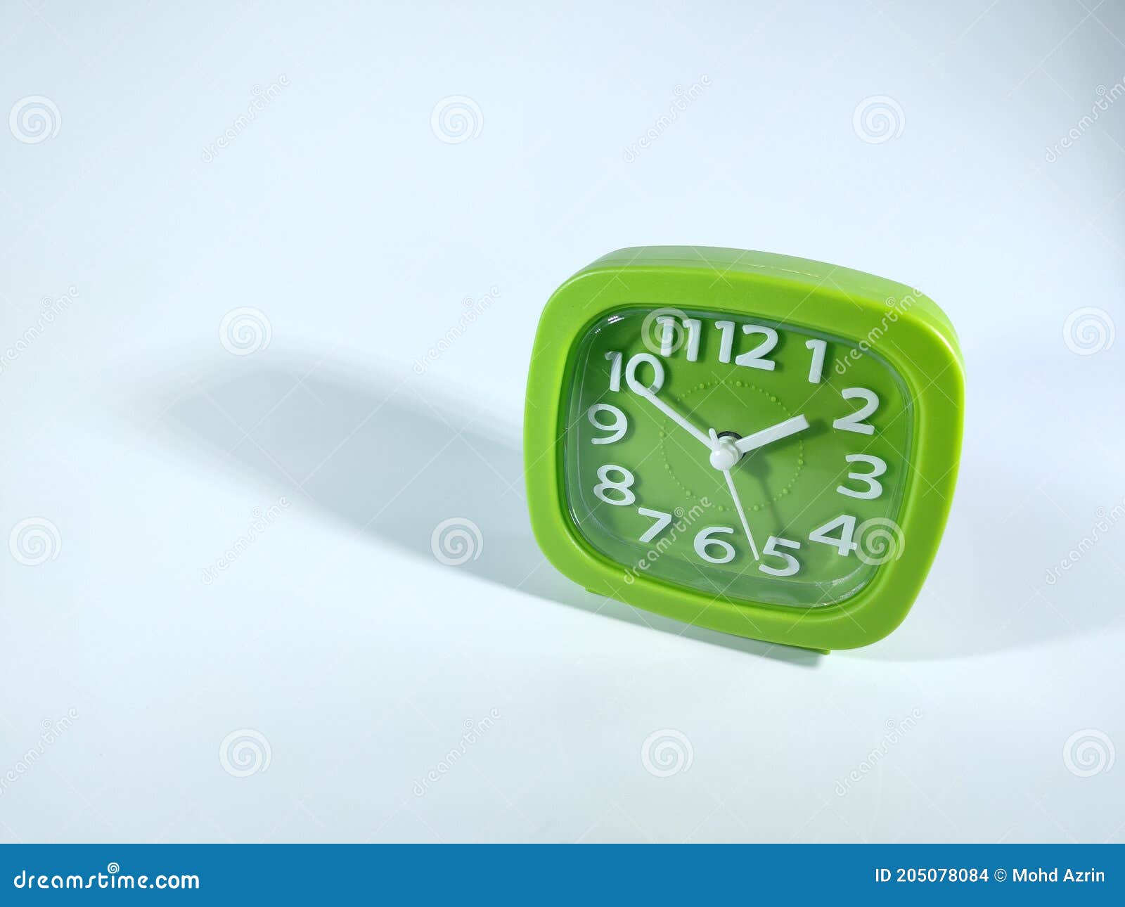 Reloj Verde Aislado Sobre Fondo Blanco. Foto de archivo - Imagen de ...