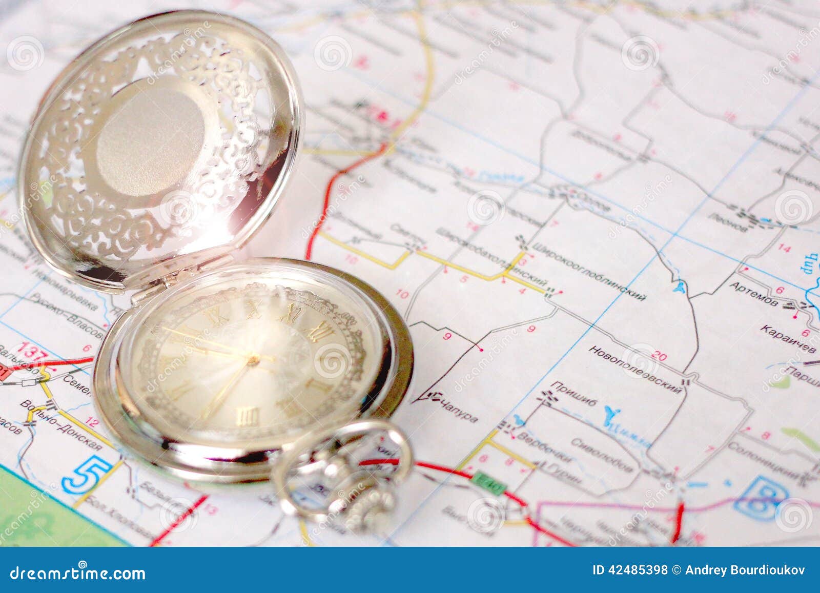 Reloj Viejo Y Mapa Geográfico Foto de archivo - Imagen de ...