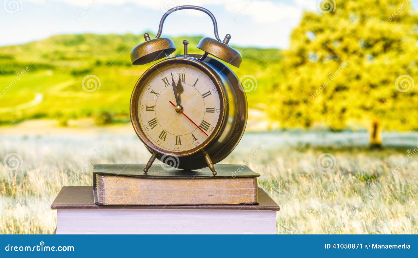 Reloj y biblia imagen de archivo. Imagen de blanco, oportuno - 41050871