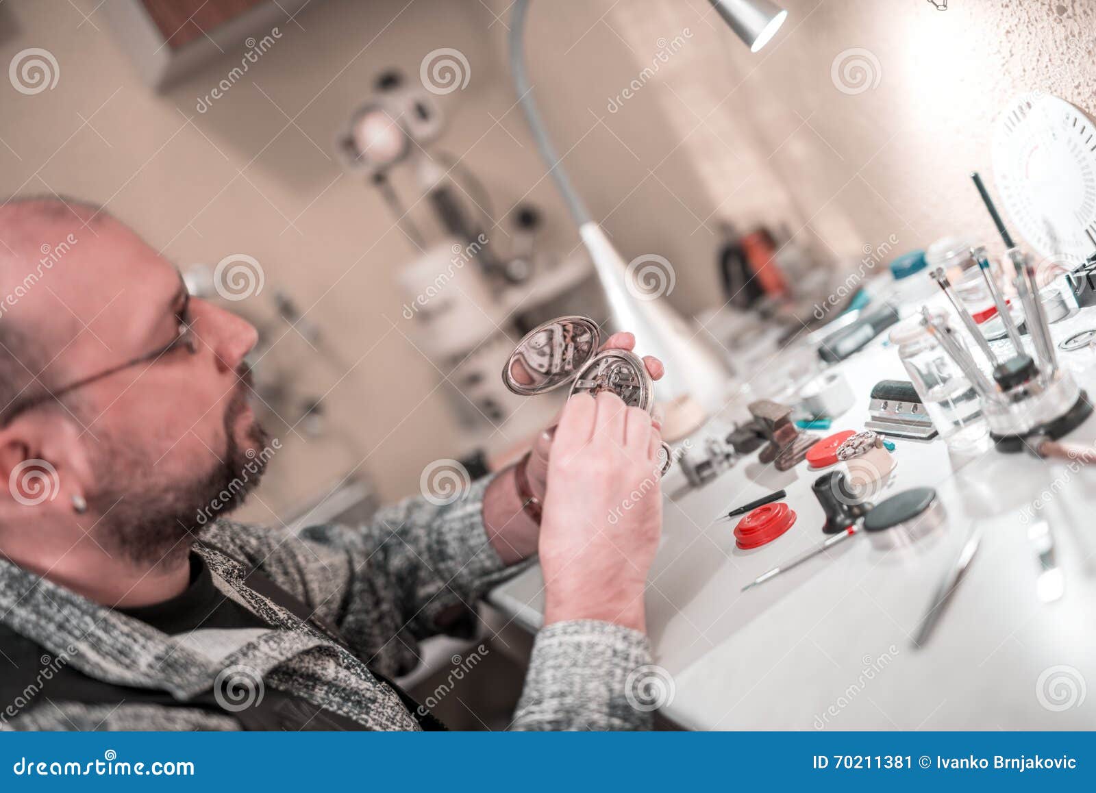 Relojero en el trabajo imagen de archivo. Imagen de reloj - 70211381