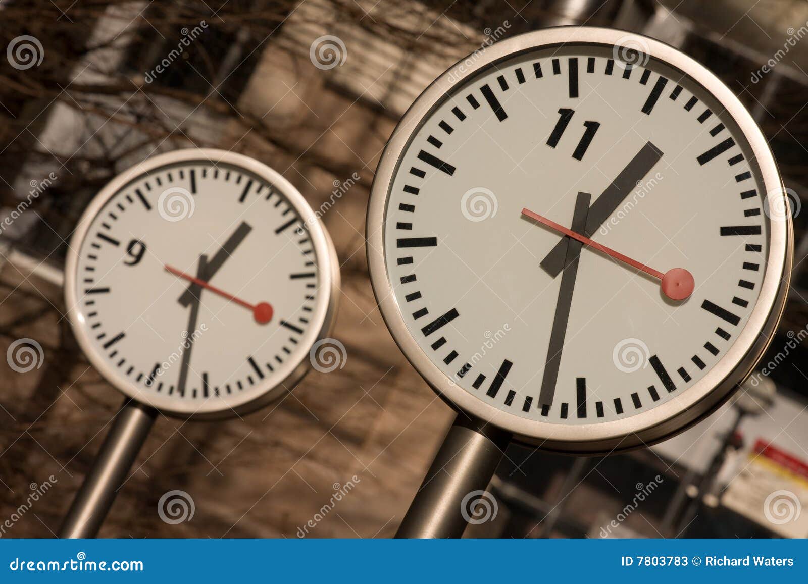 Relojes Amarillos Del Embarcadero Imagen de archivo - Imagen de ...