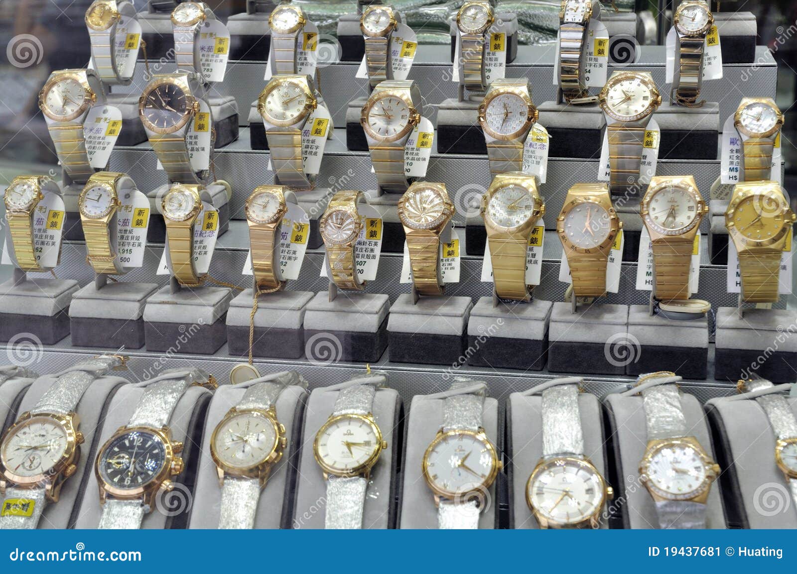 Relojes de oro foto editorial. Imagen de departamento - 19437681