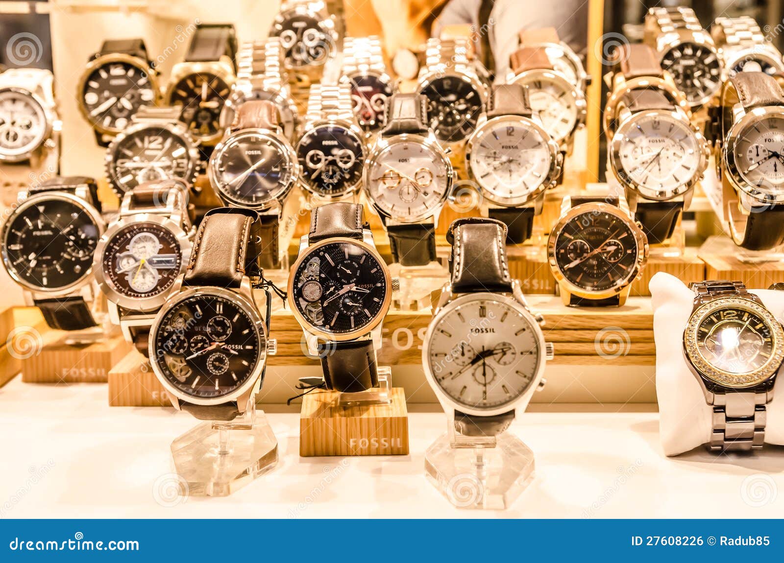 Relojes del lujo foto editorial. Imagen de dorado, exacto - 27608226