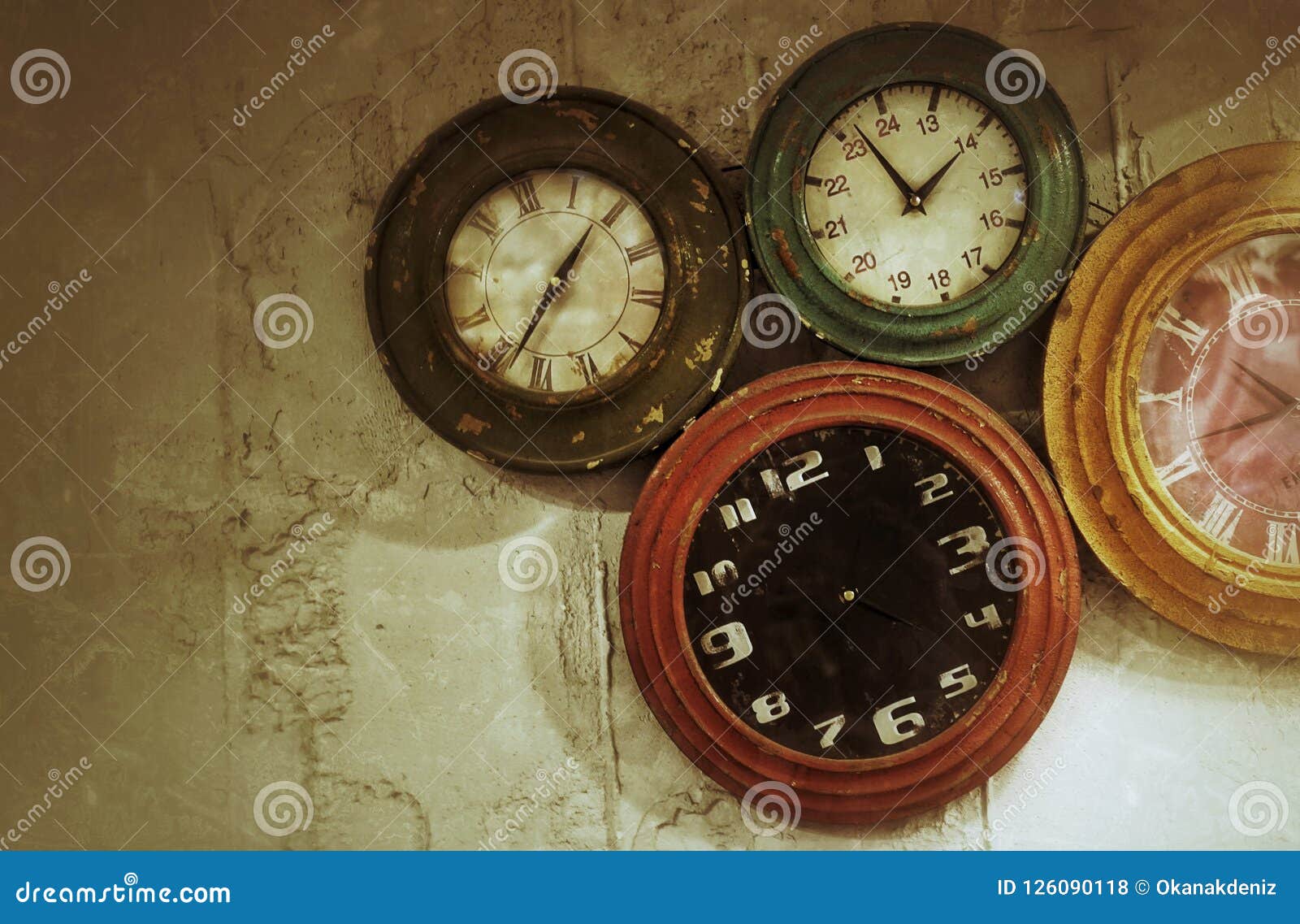 Relojes Retros Abstractos En La Pared Foto de archivo - Imagen de sitio ...