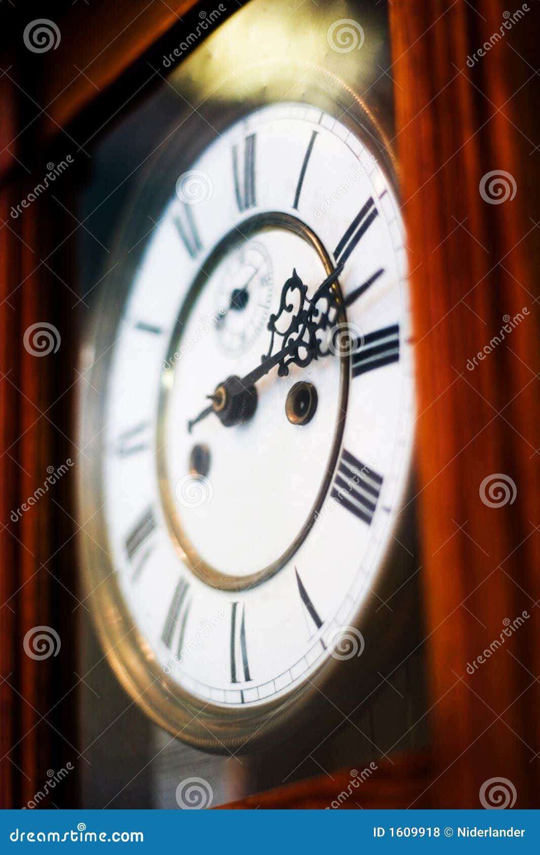 Relojes viejos foto de archivo. Imagen de primer, historia - 1609918