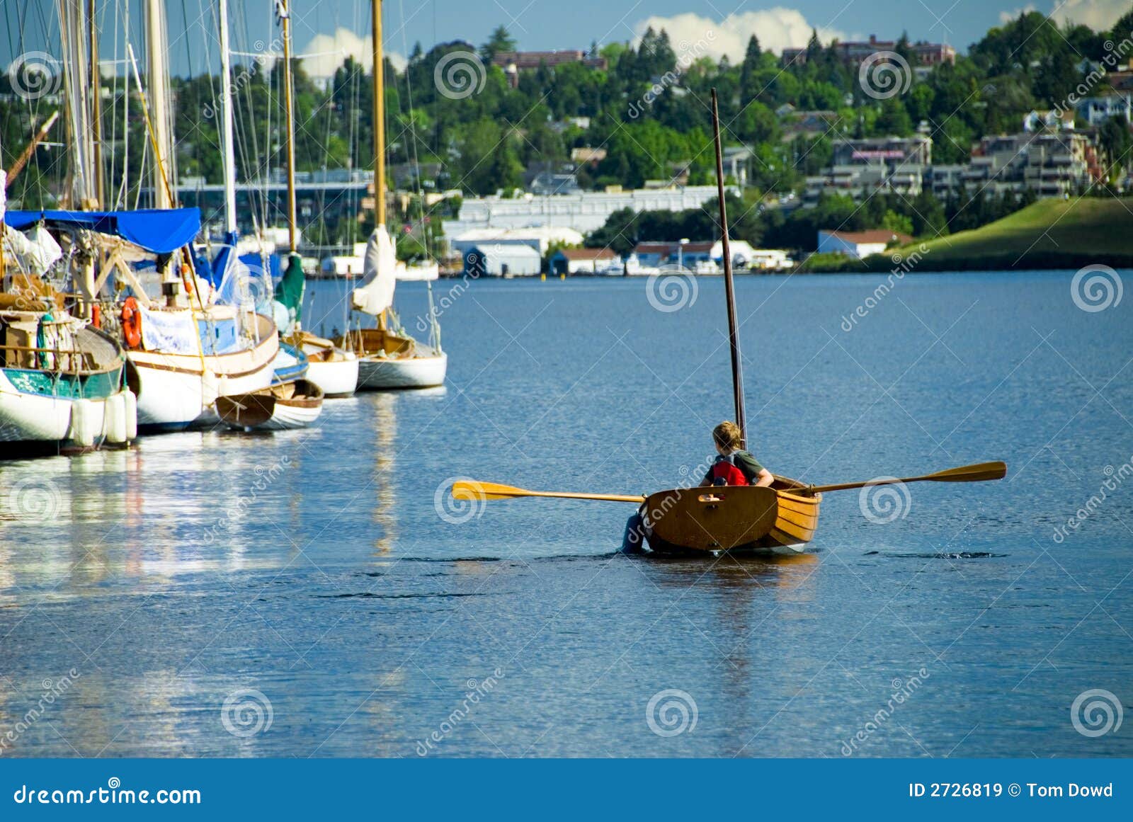 Remar Un Barco De Madera Clásico Imagen de archivo - Imagen de muelle ...