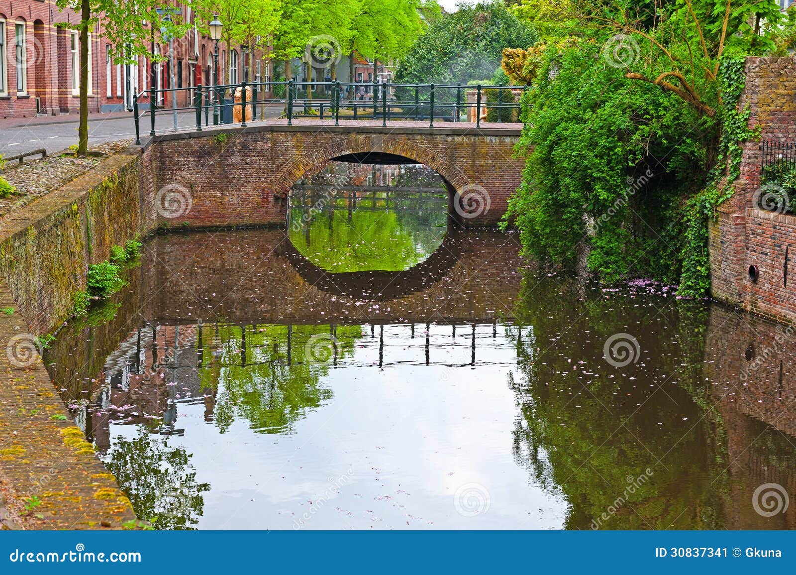 Remblai image stock. Image du asphalte, passerelle, médiéval - 30837341