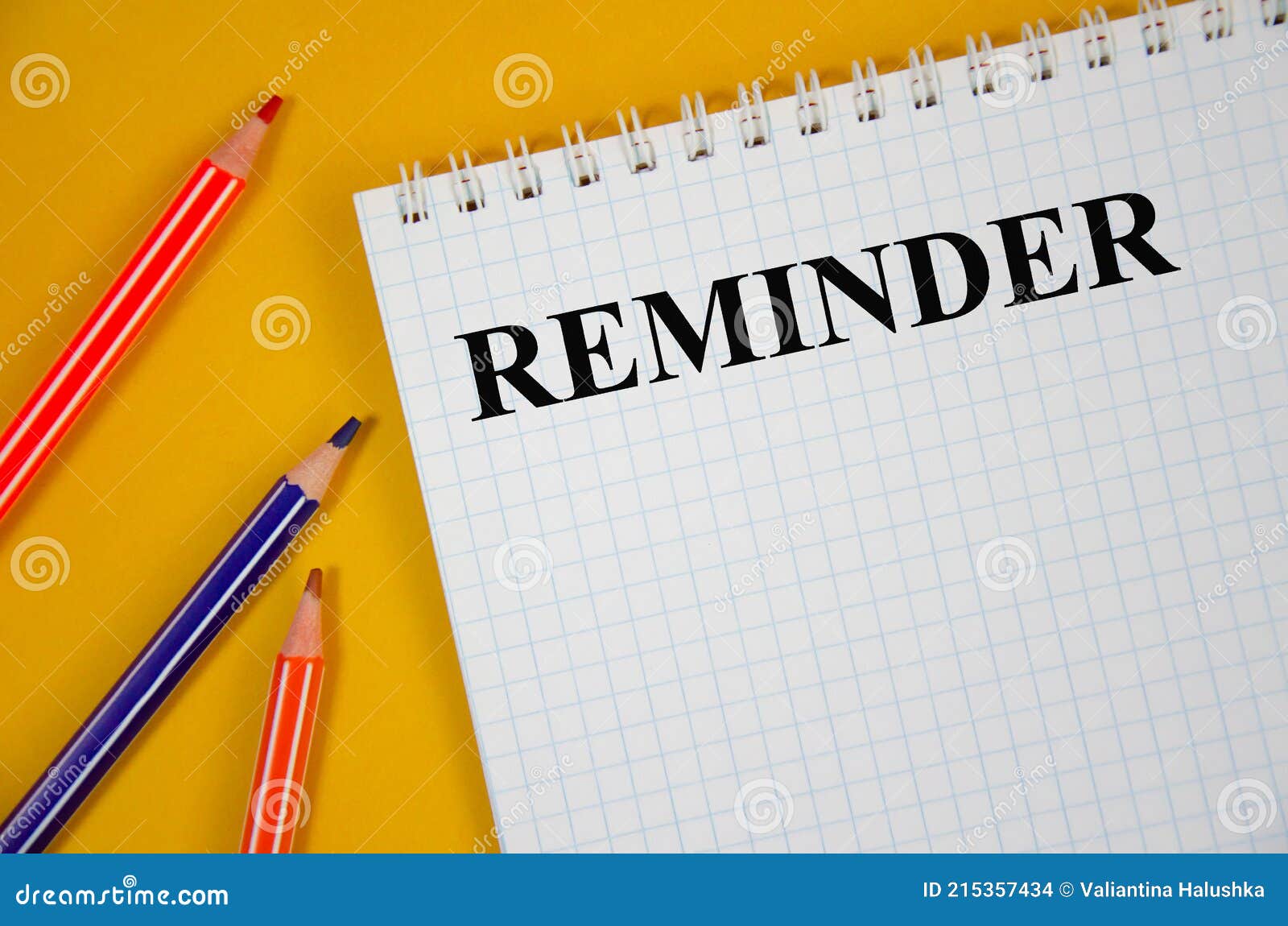 Reminder Word Written on White Notepad and Yellow Background Stock ...