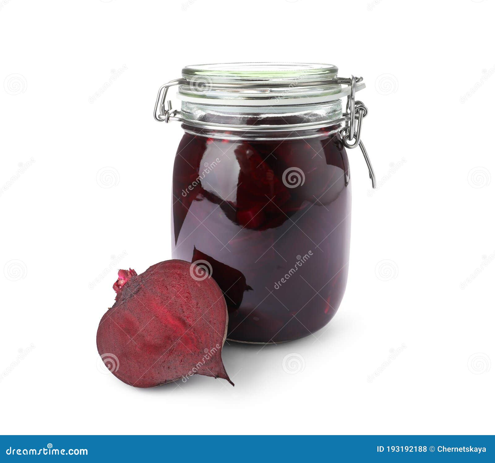 Remolacha Encurtida En Frasco De Vidrio Aislado Foto de archivo ...
