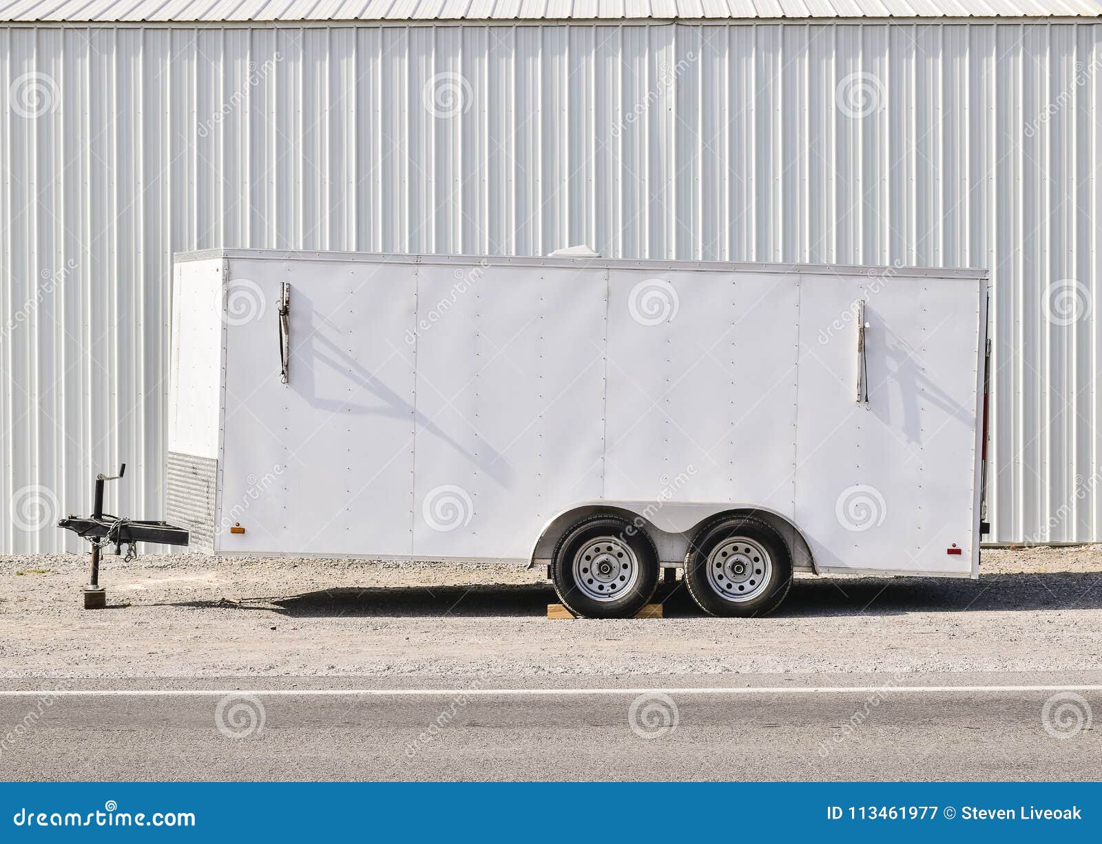 Remorque Blanche Dans Le Profil, L'espace De Copie Image stock - Image ...