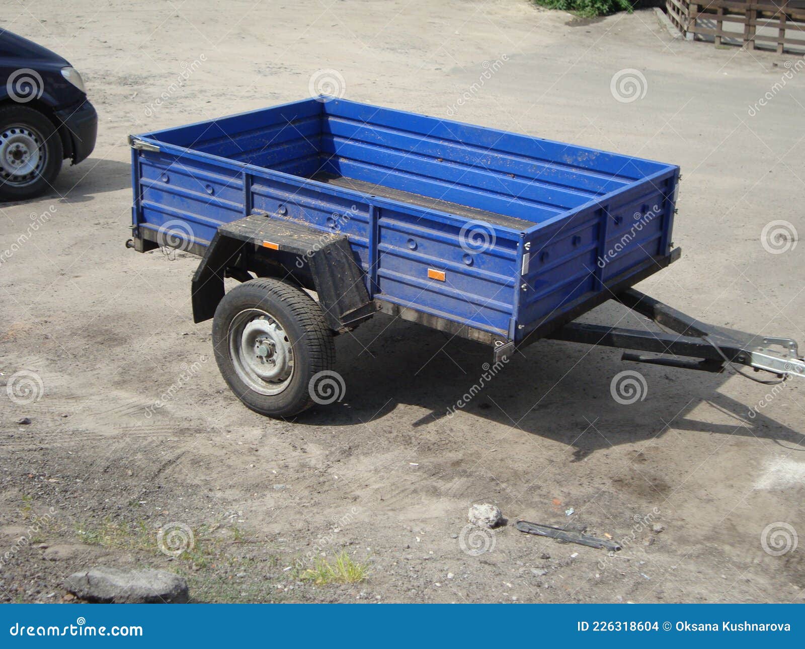 Remorque de voiture vide photo stock. Image du jeep - 226318604