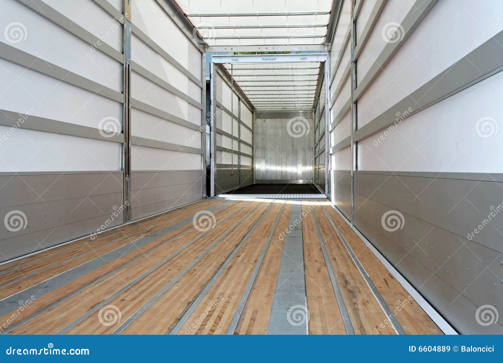 Remorque horizontale vide image stock. Image du automobile - 6604889