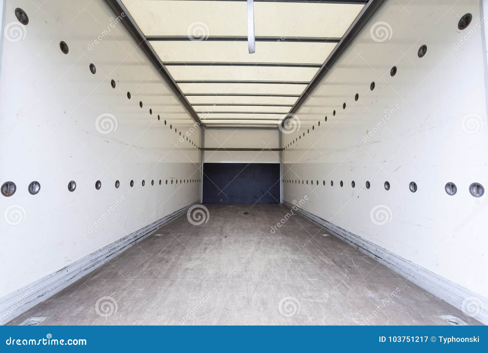 Remorque vide de camion image stock. Image du mémoire - 103751217