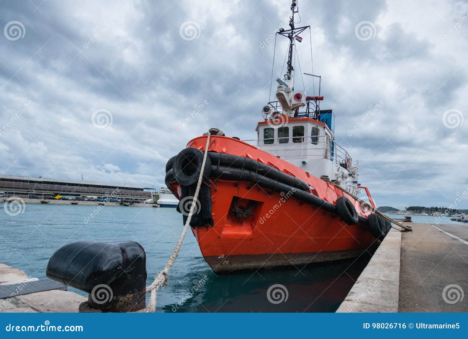 Remorqueur dans le port photo stock. Image du industrie - 98026716