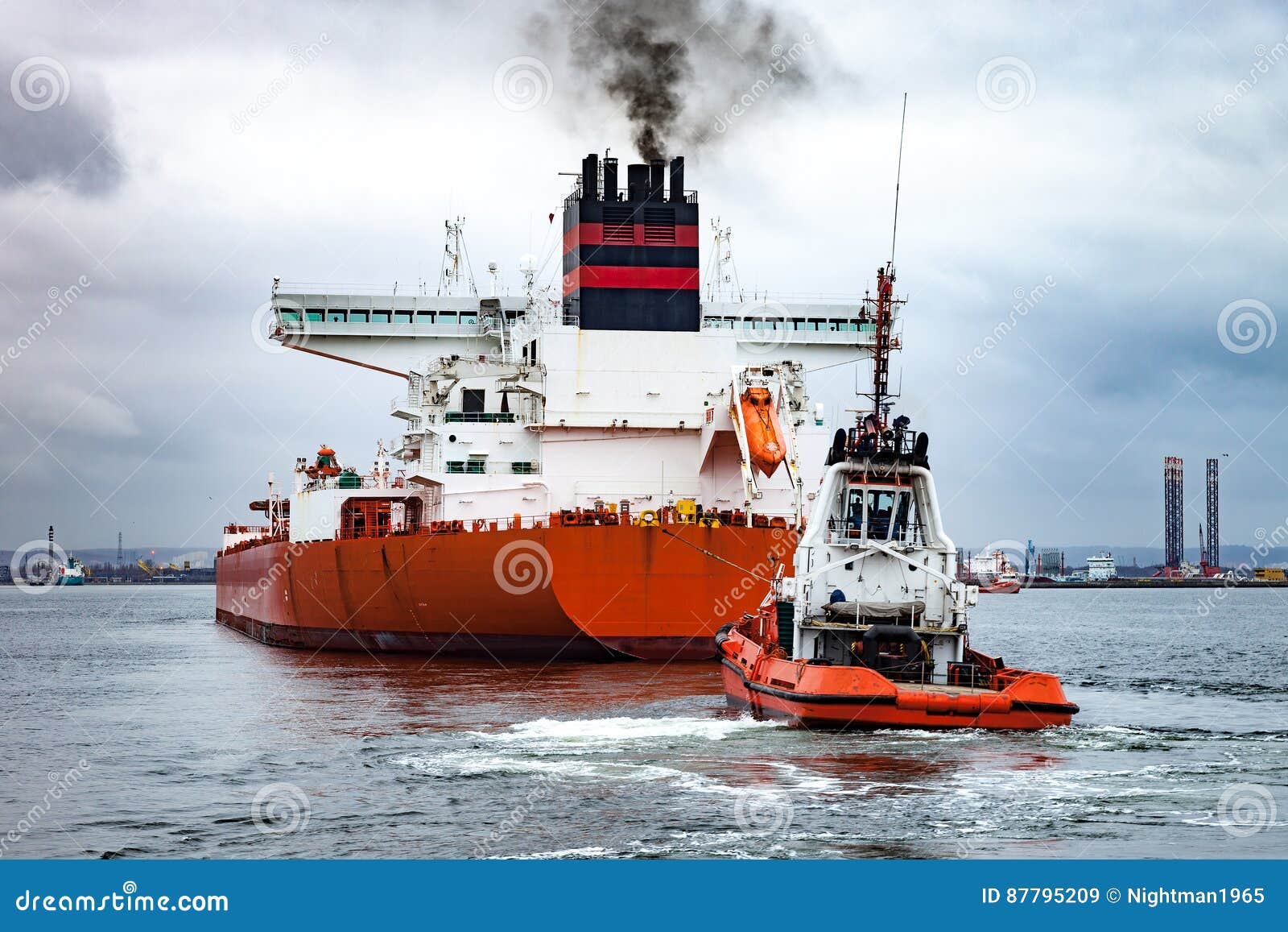 Remorqueur Remorquant Un Bateau Image stock - Image du excessif, océan ...