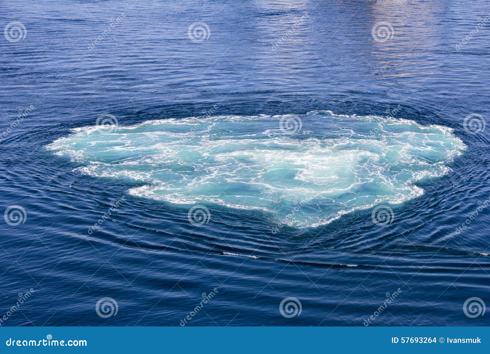 Remous en eau de mer photo stock. Image du conception - 57693264